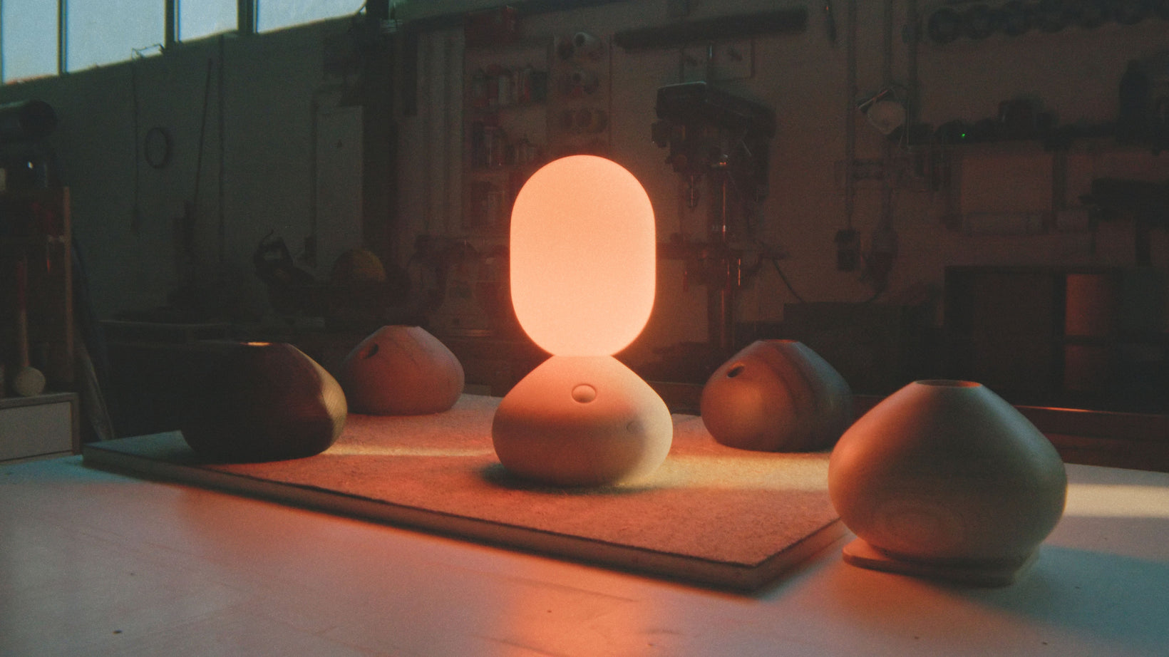 Sun Home | skulpturale Tischleuchte aus Holz kaufen | GRAU